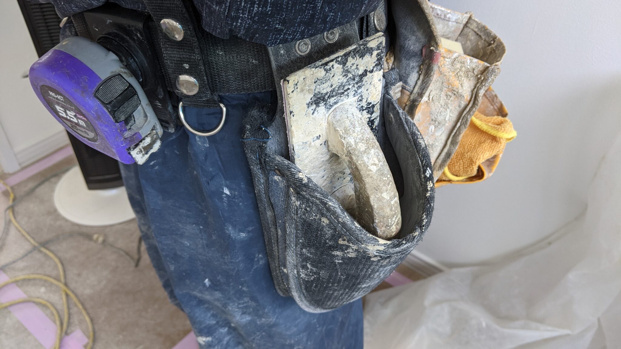 【初心者にもできる】プロが教える壁紙の剥がし方の手順と注意点【クロス講座】